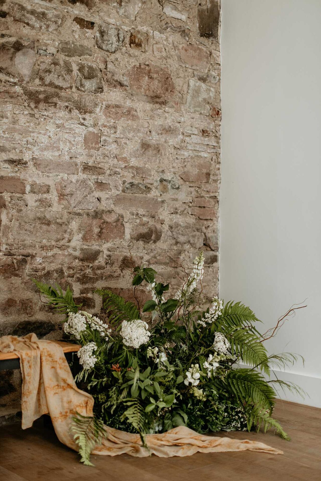 Modern flowers: 5 styles we're crushing on for weddings | Gloam